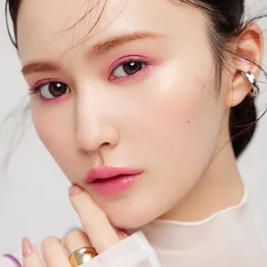 NMB48山本望叶がピンクのアイシャドウパレットで魅せる3つの顔 GALLERY | マキアオンライン | 美容雑誌『MAQUIA（マキア）』公式ビューティサイト