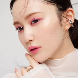 NMB48山本望叶がピンクのアイシャドウパレットで魅せる3つの顔 GALLERY | マキアオンライン | 美容雑誌『MAQUIA（マキア）』公式ビューティサイト