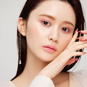 NMB48山本望叶がピンクのアイシャドウパレットで魅せる3つの顔 GALLERY | マキアオンライン | 美容雑誌『MAQUIA（マキア）』公式ビューティサイト