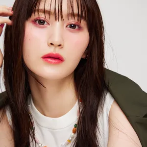 NMB48山本望叶がピンクのアイシャドウパレットで魅せる3つの顔 GALLERY | マキアオンライン | 美容雑誌『MAQUIA（マキア）』公式ビューティサイト